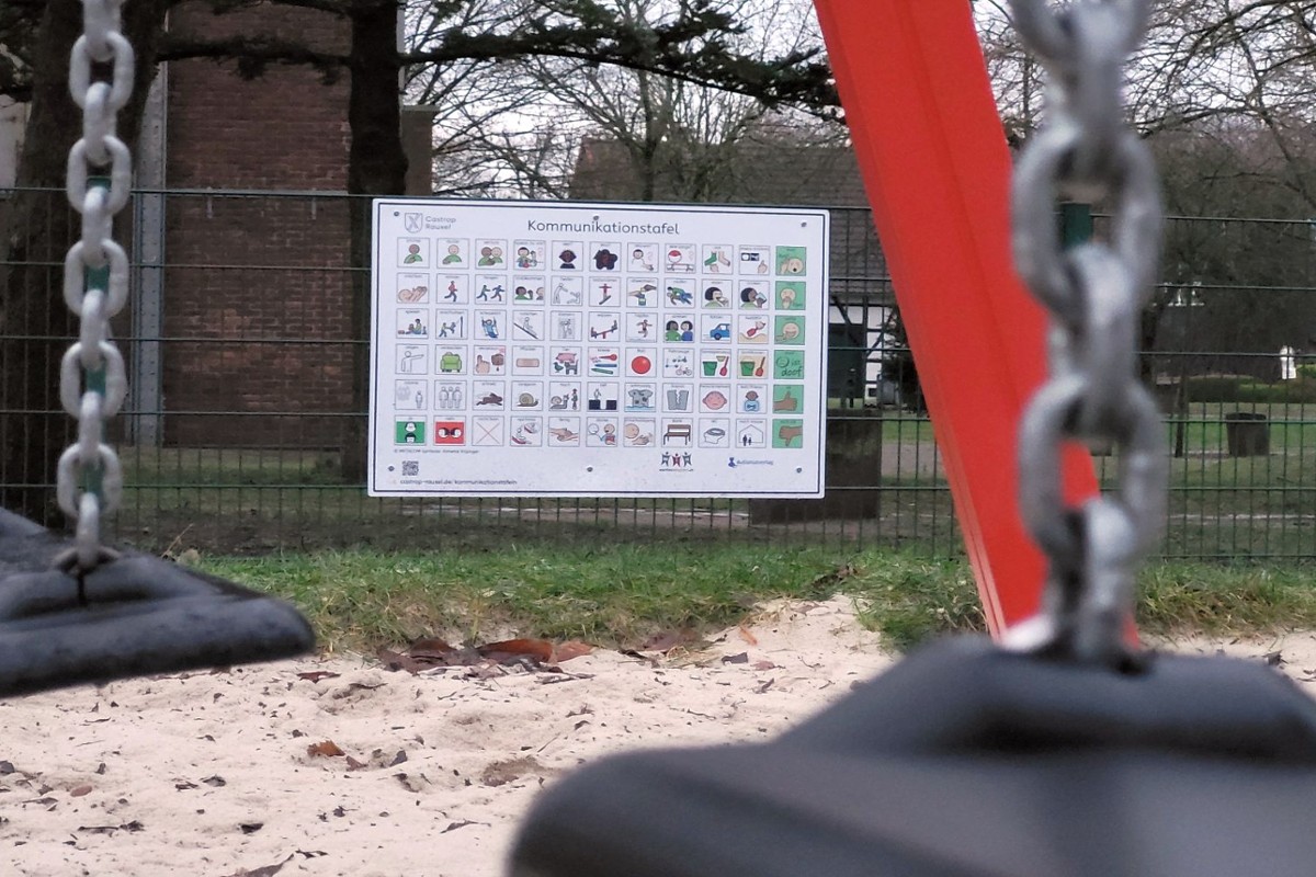 Inklusive Kommunikationstafeln erweitern Ausstattung von Spielplätzen ...